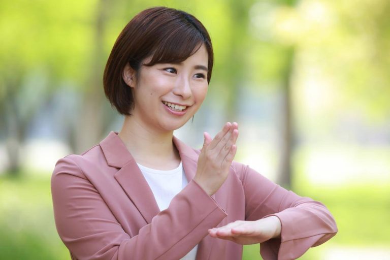 Is Sign Language the Same Everywhere? Understanding Universality in ...